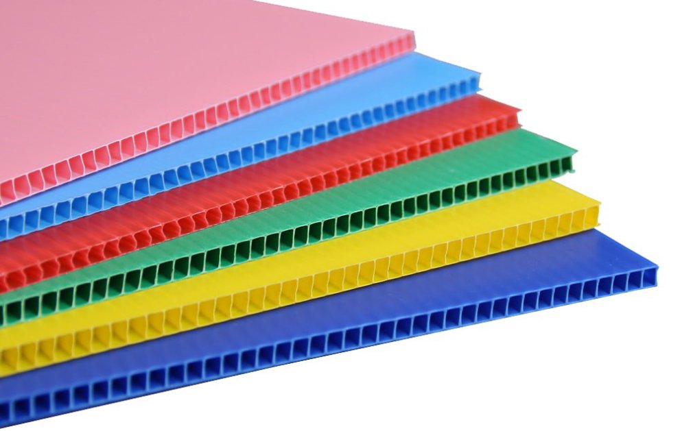 ทำไมคนไทยถึงเรียกแผ่นพลาสติกลูกฟูกนี้ว่า 'ฟิวเจอร์บอร์ด' มันมีที่มา ...