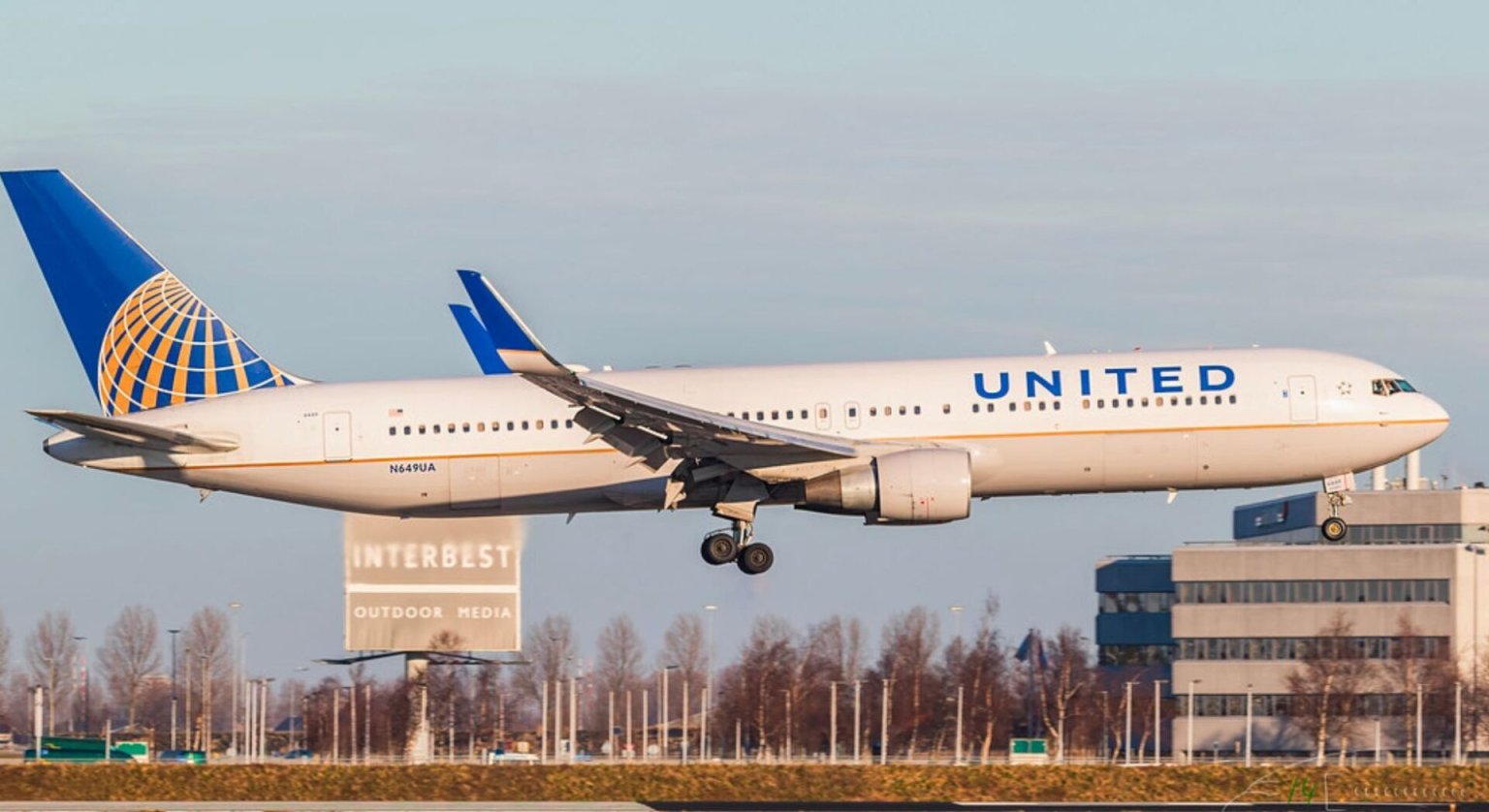 United Airlines Flight 129 ลงจอดฉุกเฉินหลังพบว่าเครื่องยนต์ไฟไหม้ - BT ...