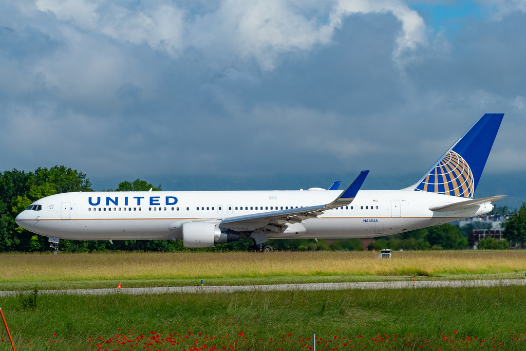United Airlines Flight 129 ลงจอดฉุกเฉินหลังพบว่าเครื่องยนต์ไฟไหม้ - BT ...