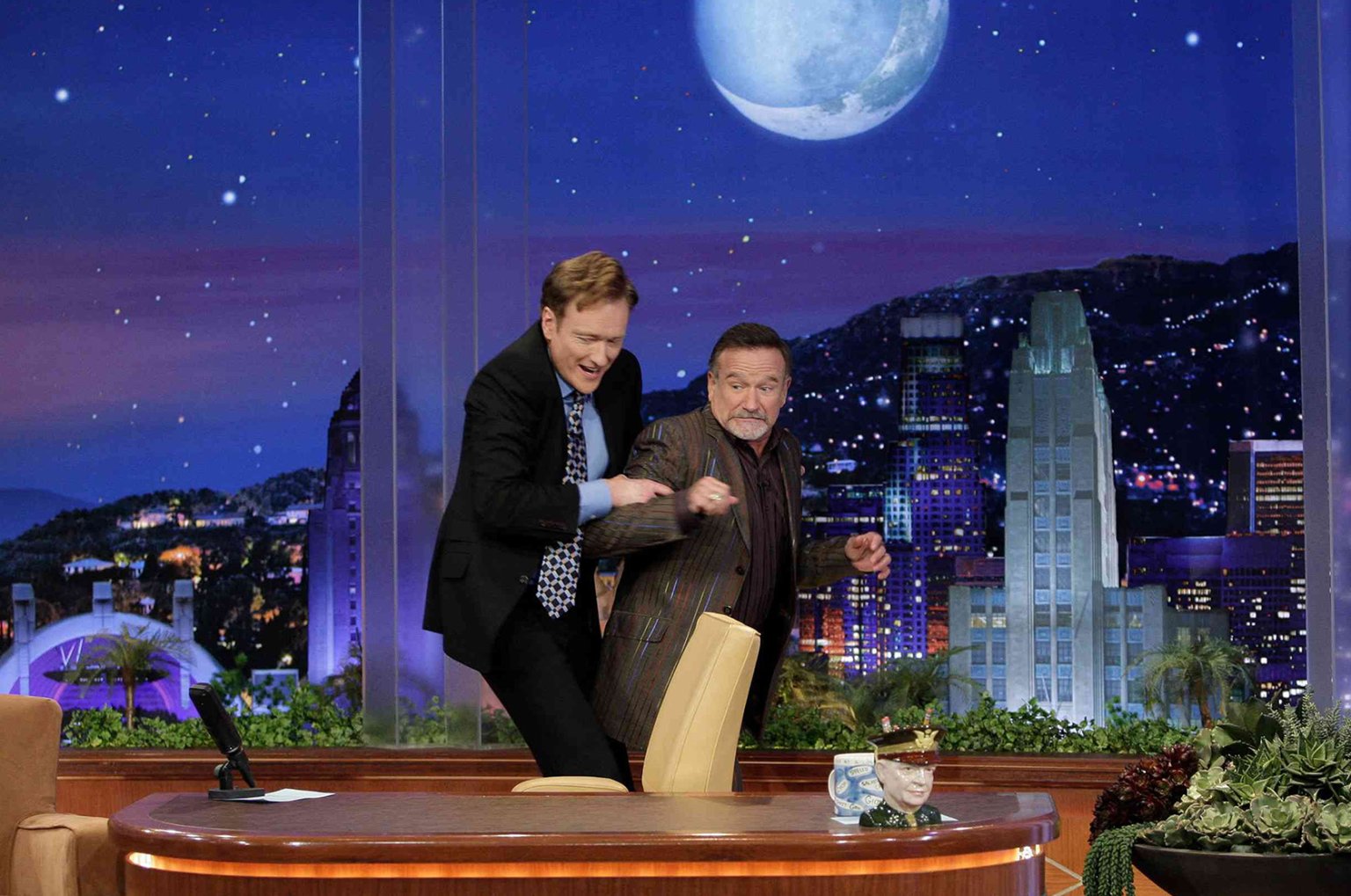 Conan O'Brien ประทับใจ Robin Williams พาออกไปปั่นจักรยานฮีลใจ หลังถูก ...