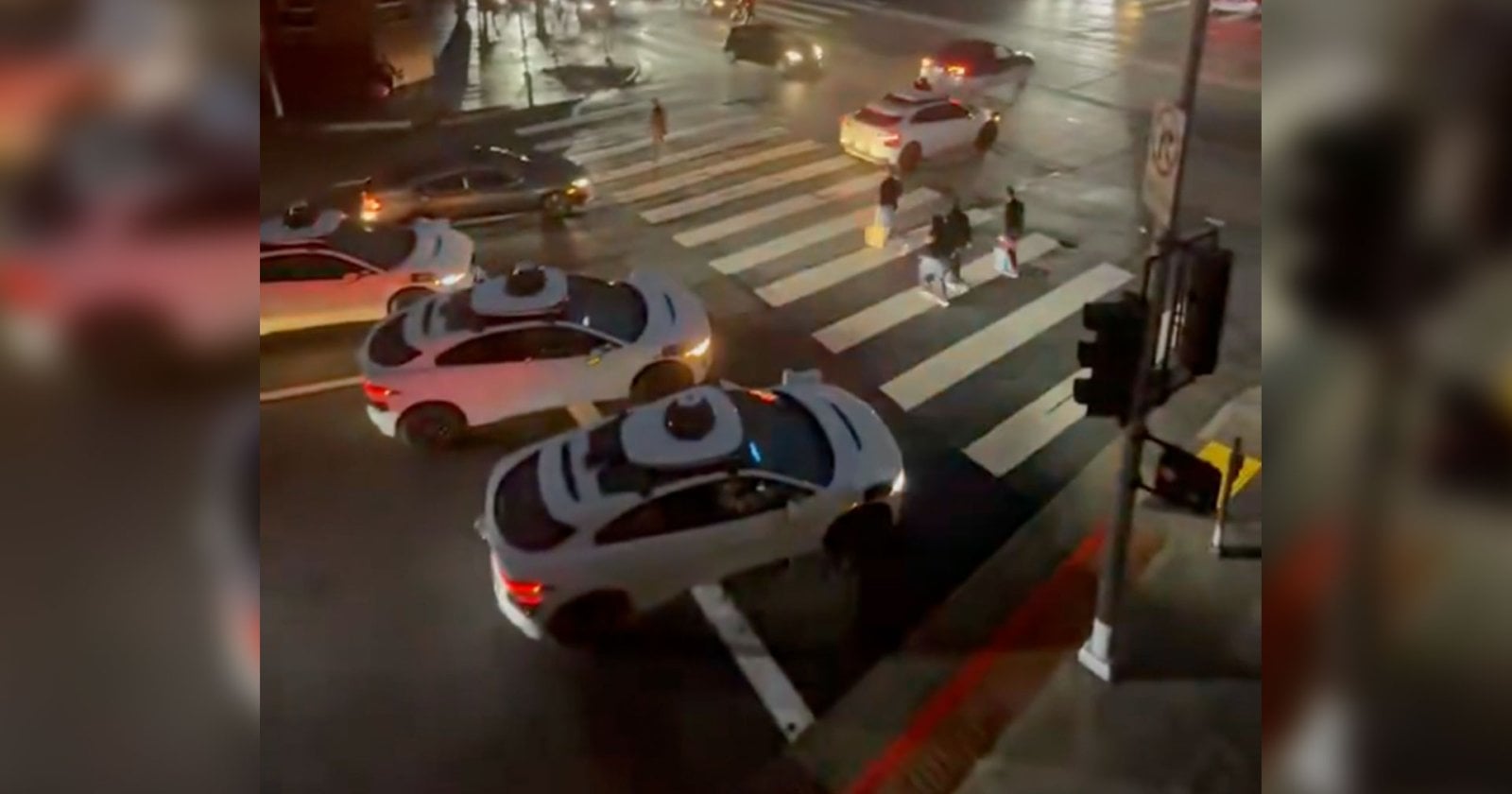 อัมพาตทั้งเมือง ! รถไร้คนขับ Waymo จอดนิ่งกลางแยก หลังไฟดับครั้งใหญ่ใน ...